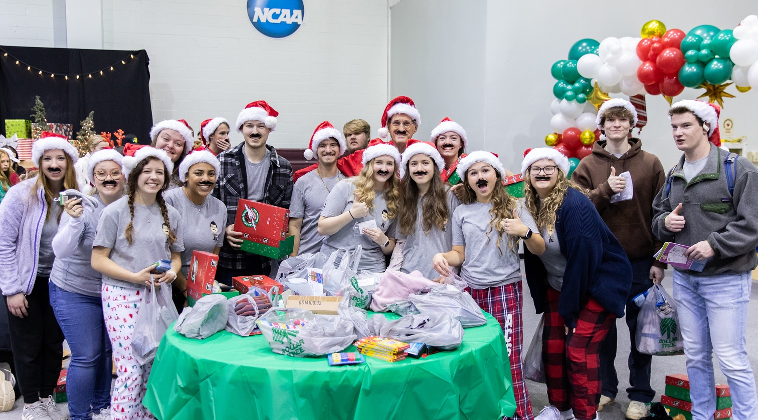 Students Fill Boxes for OCC Pack ‘n’ Stack - Lee University
