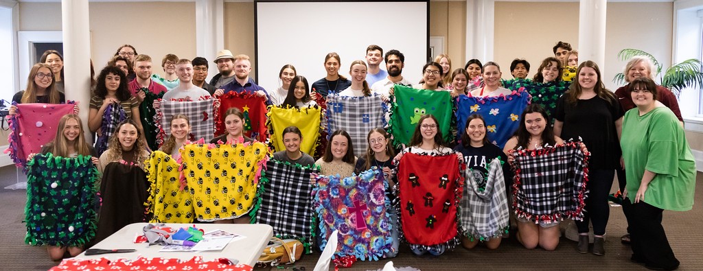 LEAP Students Create Memory Blankets for Legacy Residents - Lee University