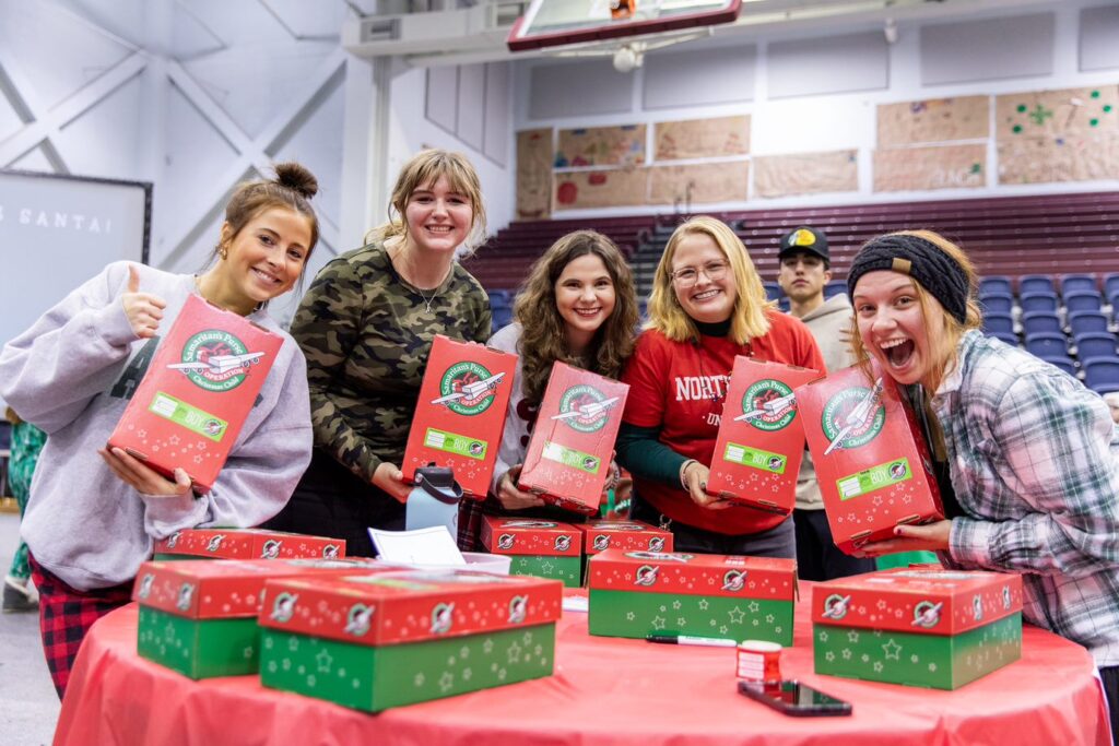 Students Fill Boxes for OCC Pack ‘n’ Stack - Lee University